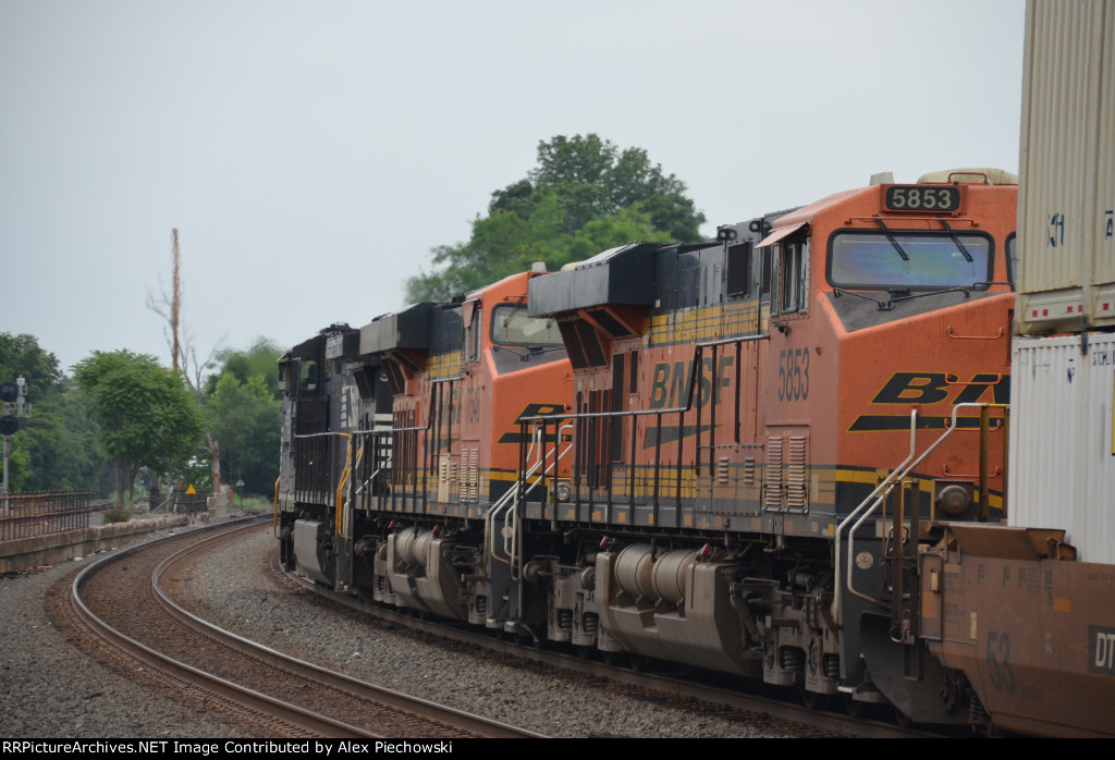 BNSF 5853